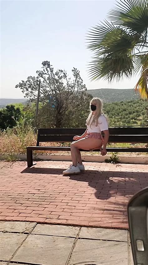 iffet ve seksi iç çamaşırı korkak sürtük sokakta çiğ açık havada