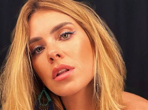 Lumiar de Vai na Fé Carolina Dieckmann esbanja corpaço de biquíni