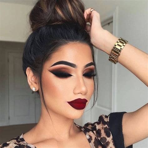 Arriba 100 Imagen Maquillaje Para Vestido Negro Piel Morena Abzlocal Mx
