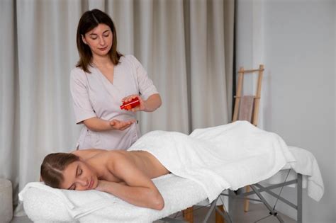 Femme Recevant Un Massage Du Dos Par Un Masseur Photo Gratuite