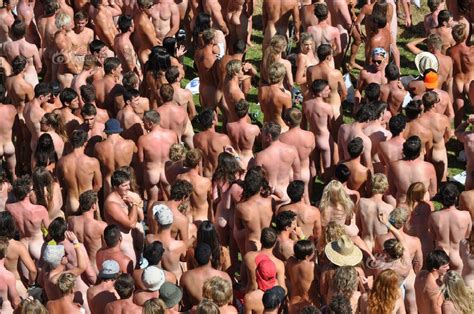 M S De Nadadores Desnudos Se Reunen En La Playa De Nueva Zelanda