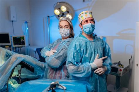 Equipo de cirujanos profesionales proctólogos antes de la operación en