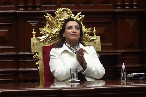 Dina Boluarte jura el cargo como nueva presidenta de Perú la primera