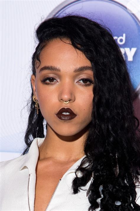 Foto FKA Twigs Fala Pela Primeira Vez Sobre Namoro Robert