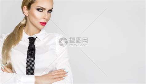 美丽优雅感的金发女模特穿着白衬衫和领带和黑色裤子戴眼镜高清图片下载 正版图片507437133 摄图网