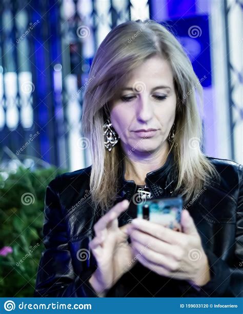 Mujer Con Celular En La Mano Escribiendo Un Mensaje Rubia De Pelo