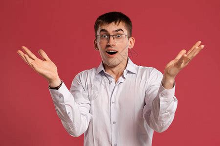 一位身穿经典白衬衫和红色领带的运动型年轻人的工作室肖像高清图片下载 正版图片506163119 摄图网