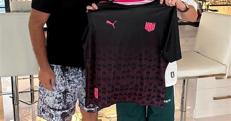 Messi con la remera de Krü el equipo de esports del Kun Agüero Olé
