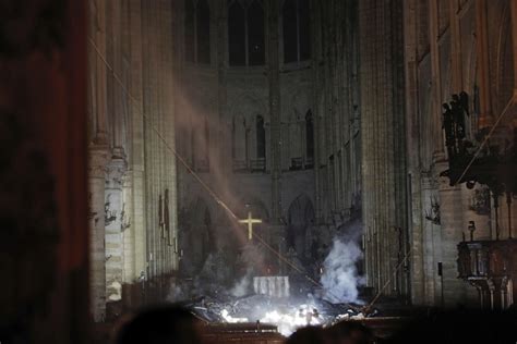Francja Pożar katedry Notre Dame w Paryżu NA ŻYWO ZDJĘCIA Z WNĘTRZA