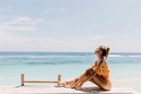 Alegre Joven Sentada En La Playa En La Mañana De Verano Tiro Al Aire Libre De Hermosa Chica En