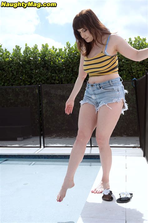 Melody Mynx Uma Amadora Rechonchuda Abre A Sua Rata Depois De Mostrar