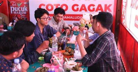 Sambil Nikmati Coto Makassar Alam Ganjar Serap Aspirasi Warga