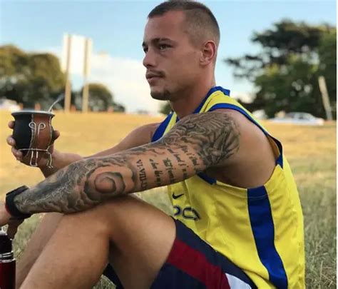 OMG He S Naked Footballer Leo Parraguez OMG BLOG