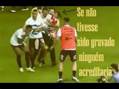 Torcedor invade campo criança no colo e agride jogador YouTube
