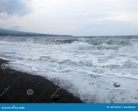 Espuma De Las Ondas De La Resaca Y Del Mar Que Golpea La Playa Volc