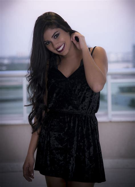 Munik Nunes Campe Do Bbb Posa Para Os F S Inspirada Em Hit