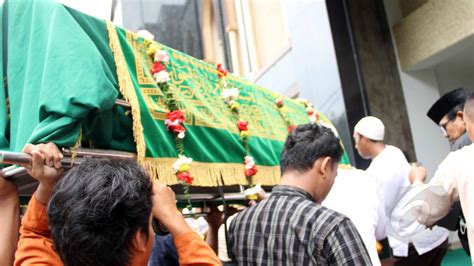 Proses Pemindahan Jenazah Mpok Nori Untuk Disalatkan Foto Liputan