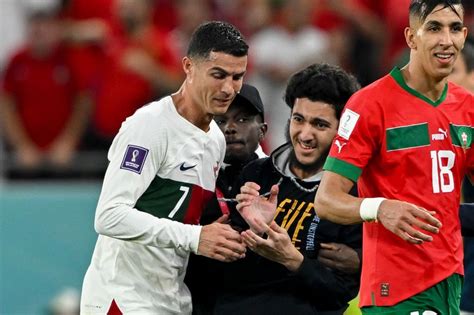 Hình Ảnh Ronaldo Khóc Buồn Khiến Trái Tim Fan Như Sát Muối