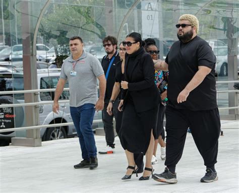 Esposa E Filhos De Maguila Se Despedem Do Boxeador Em Vel Rio