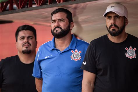 Técnico do Corinthians explica contratação do lateral esquerdo João