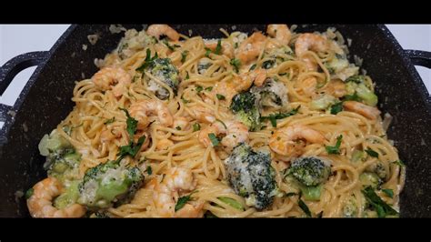 Krewetki z makaronem i brokułami w kremowym sosie Prawns with noodles