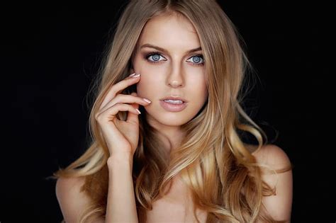 Femmes Portrait Blonde Yeux Bleus Arbres Profondeur De Champ