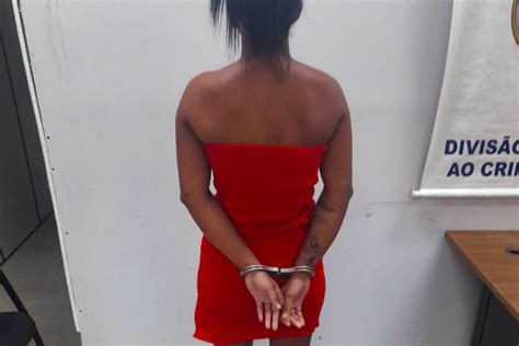 Mulher suspeita de extorsão e de integrar grupo criminoso é presa na