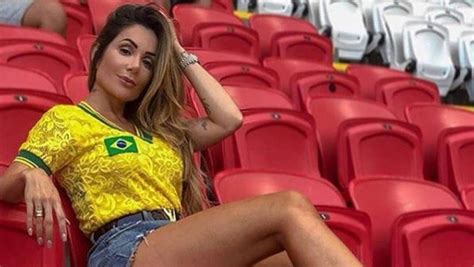 Após bombar na Copa Larissa Pereira mulher de Firmino tem Instagram