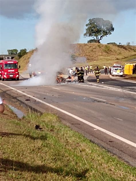 Veículo pega fogo após bater em carro forte em rodovia de Itu