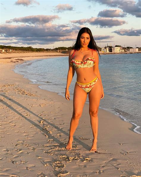 Simaria ostenta corpão em cliques de biquíni na praia e impressiona fãs