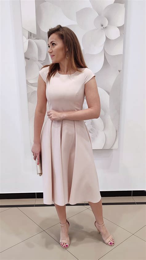 Elegancka sukienka z zakładkami beżowa 2 246 Natally Fashion