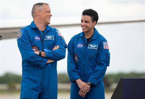 Les Astronautes De Spacex Crew Arrivent En Floride Avant Le Lancement