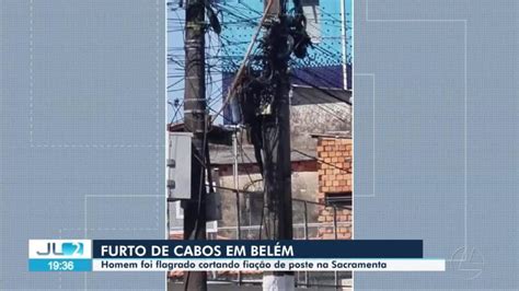 Homem é flagrado pendurado em poste para furtar cabos de energia no
