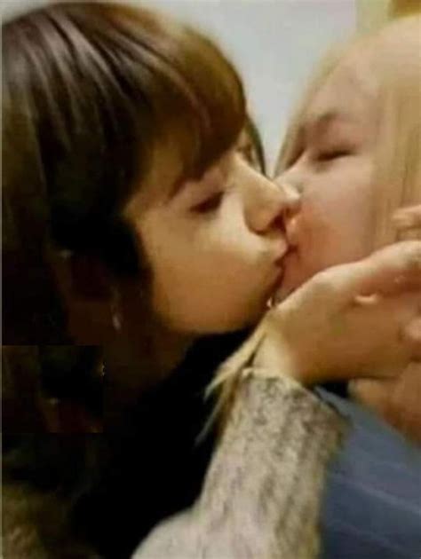 Best Kiss Video Rosé And Jisoo Blackpink Members Blackpink Funny