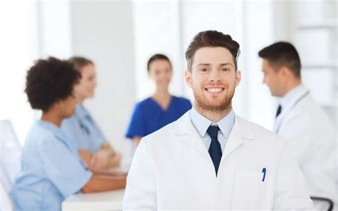 Clínica profissão pessoas e conceito de medicina feliz médico