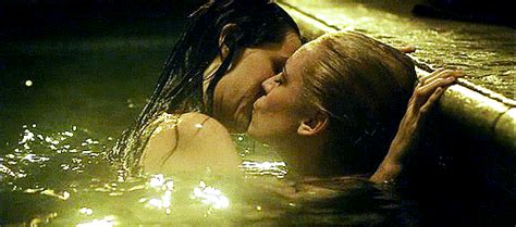 Gifs De L Sbicas Namorando Na Piscina Pombaloka