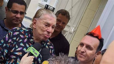 Em rara aparição Silvio Santos comemora 93 anos e recebe fãs