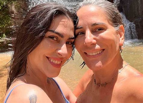 Cleo e Glória Pires posam juntas de biquíni em cachoeira tal mãe tal