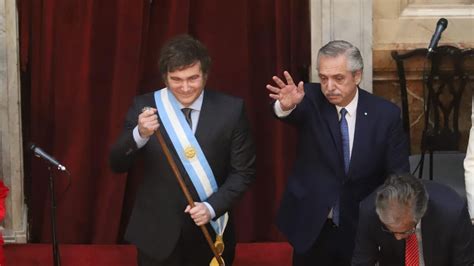 Asunción presidencial el saludo de Javier Milei y Alberto Fernández