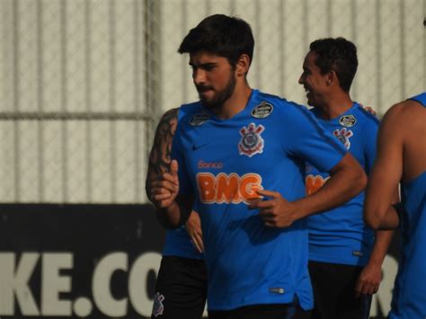 Bruno Méndez tem sua primeira grande oportunidade no Corinthians