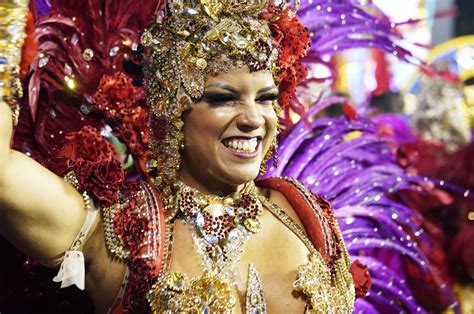 Renata Santos volta atrás de aposentadoria e estreia como musa do