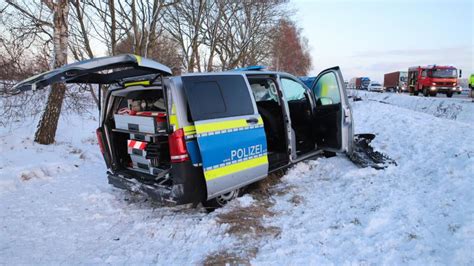 Unfall mit Polizeiauto auf der A7 bei Großenaspe SHZ