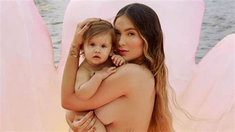 Grávida de 8 meses Virginia Fonseca posa de topless Maria Alice