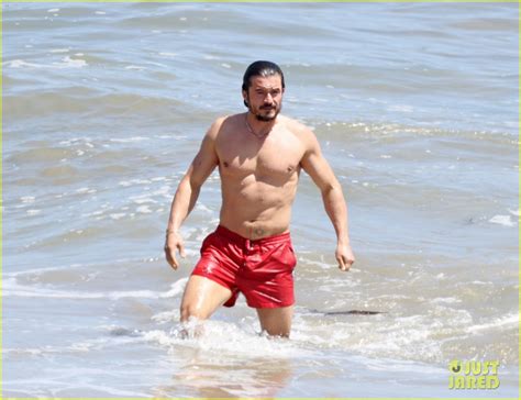 Orlando Bloom Shows Off Fit Physique During Day At The Beach In Santa