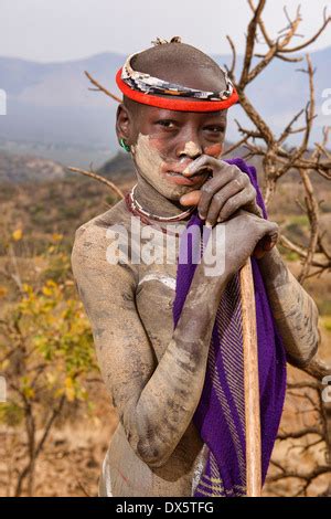 Les garçons de la tribu Mursi avec carrosserie peinte Mursi village