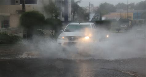 Chuva causa alagamentos em várias regiões da Capital veja vídeo