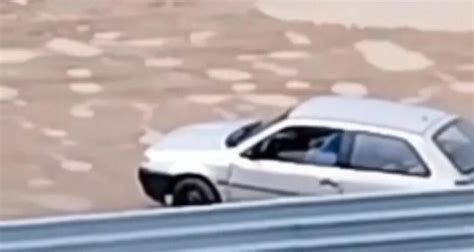 Casal é flagrado fazendo sexo em plena luz do dia dentro de carro em