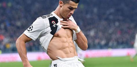 Cristiano Ronaldo fan de son corps Abdos à gogo en 2018 Purepeople