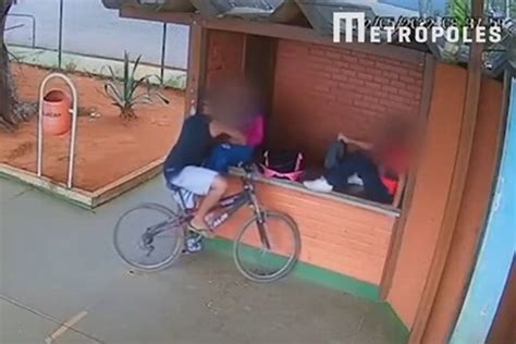 Vídeo de bicicleta homem entra em escola do DF e assalta duas alunas