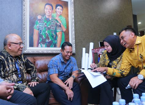 PT ASABRI Persero Menyerahkan Manfaat Program Tabungan Hari Tua THT